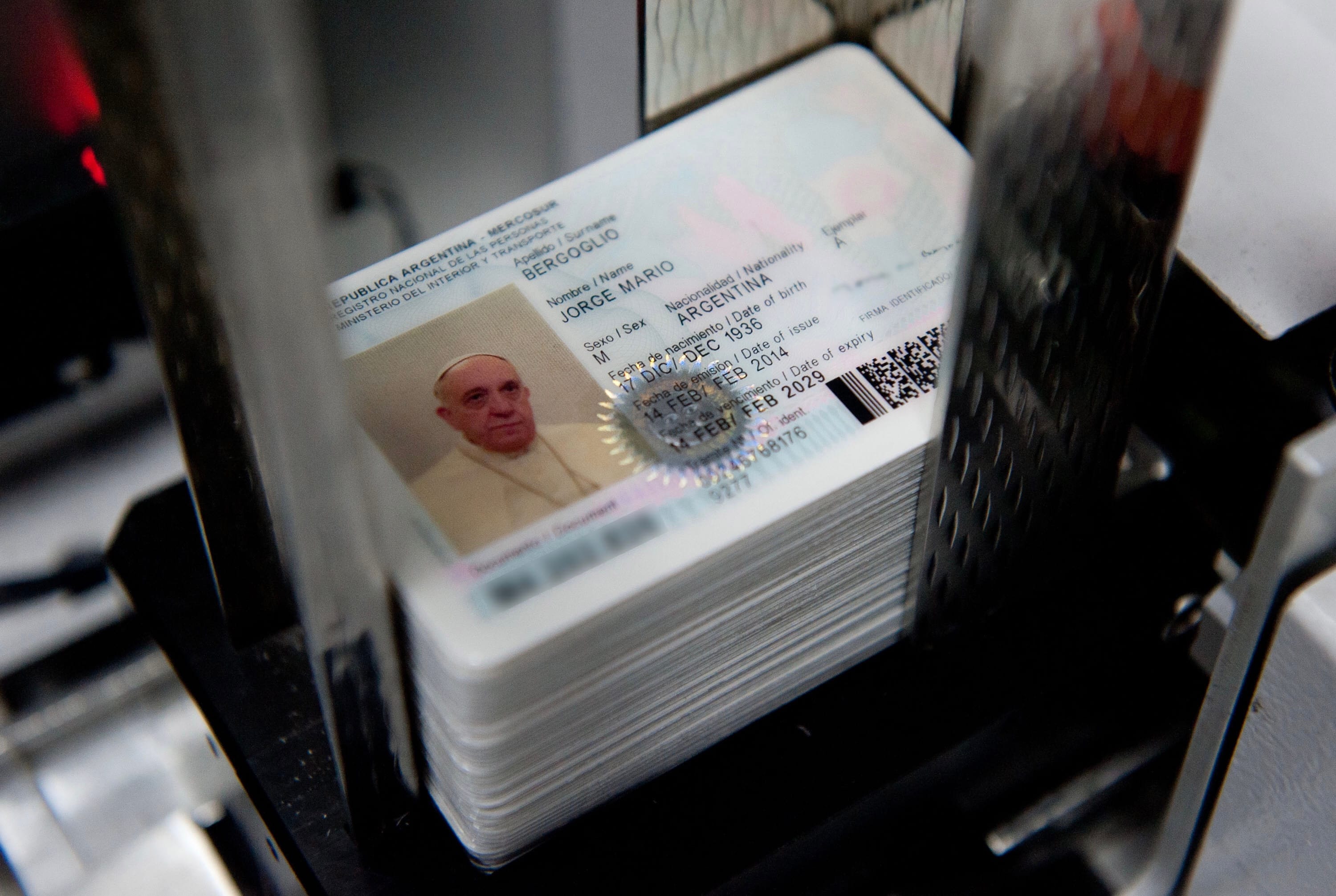 Nuevo DNI Electrónico con más tecnología y simbolismo nacional » El ...